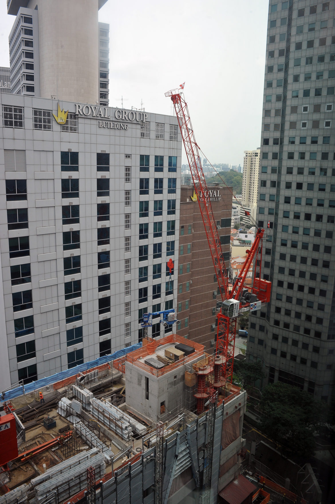 Potain MCR 295 builds CapitaSpring skyscraper in Singapore ⋆ Crane Network News